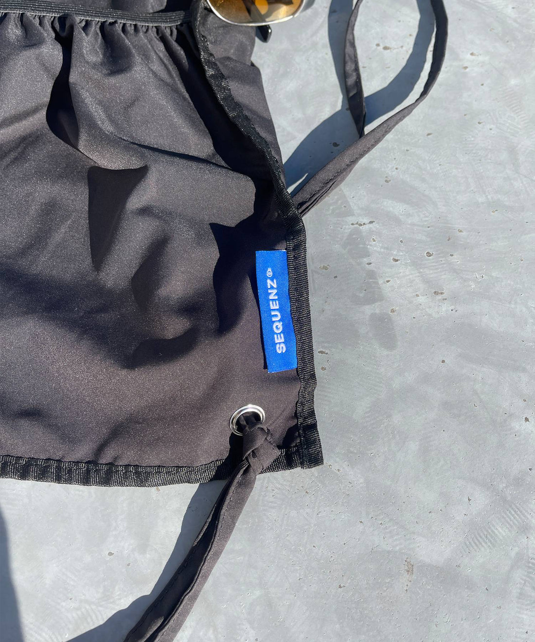 SEQUENZ 2 FACE STRING KNAPSACK / リバーシブル テック ナップサック ブランドロゴ ブラック – NAVAL Online Store